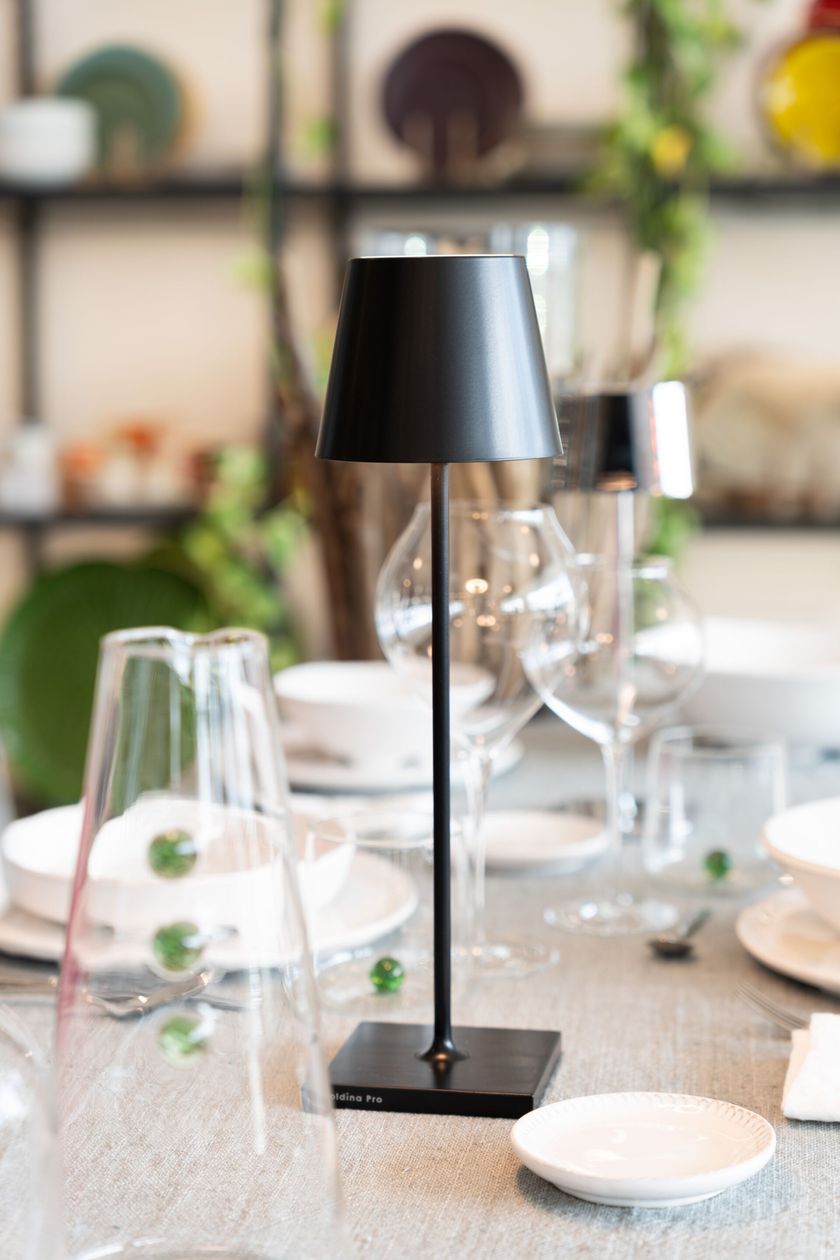 ZAFFERANO - POLDINA PRO BLACK Rechargeable aluminium table lamp By In Stock