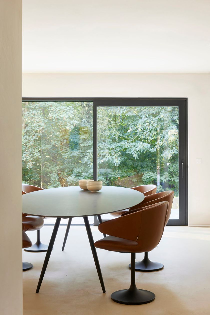 MARGUERITE 桌子 By Joli | design Mathias De Ferm