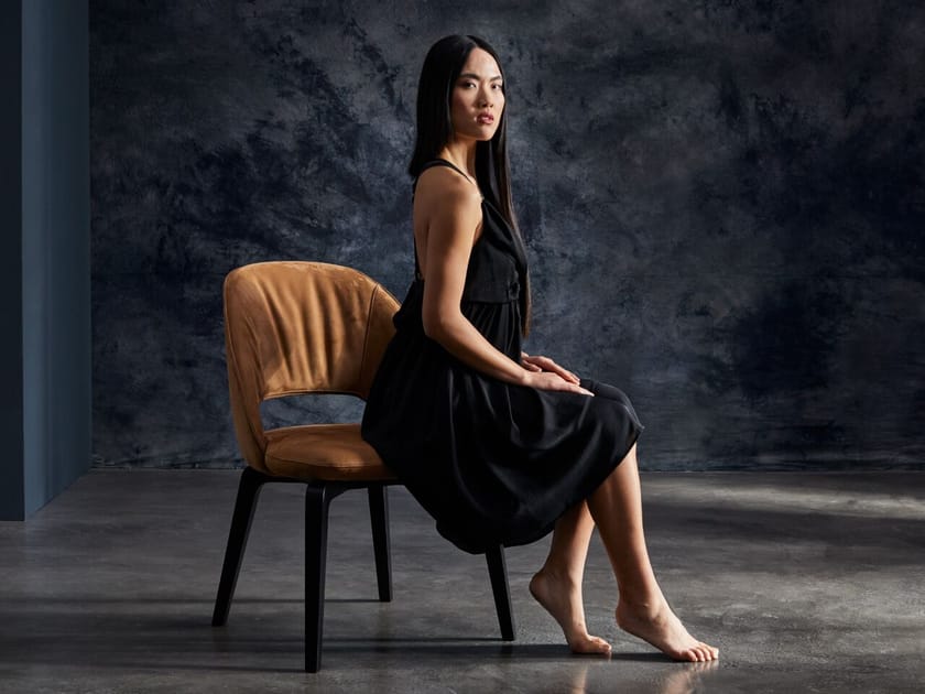 NOEMI PLUS Silla tapizada con respaldo abierto By Julia Italia