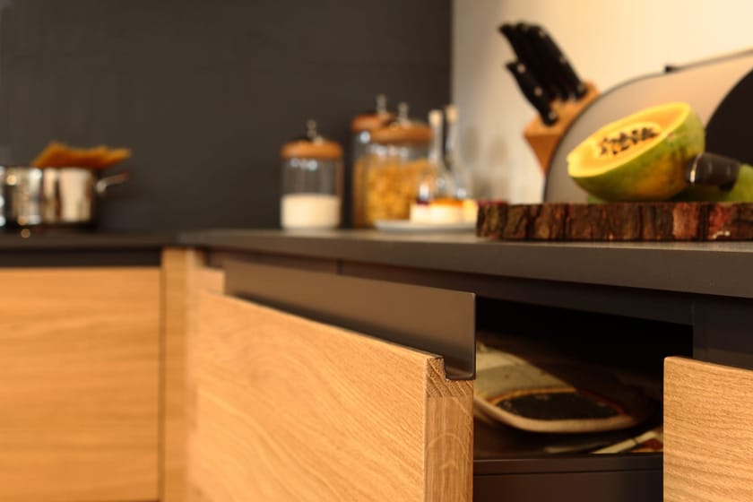 K41 Wood and glass kitchen with peninsula By Deodara