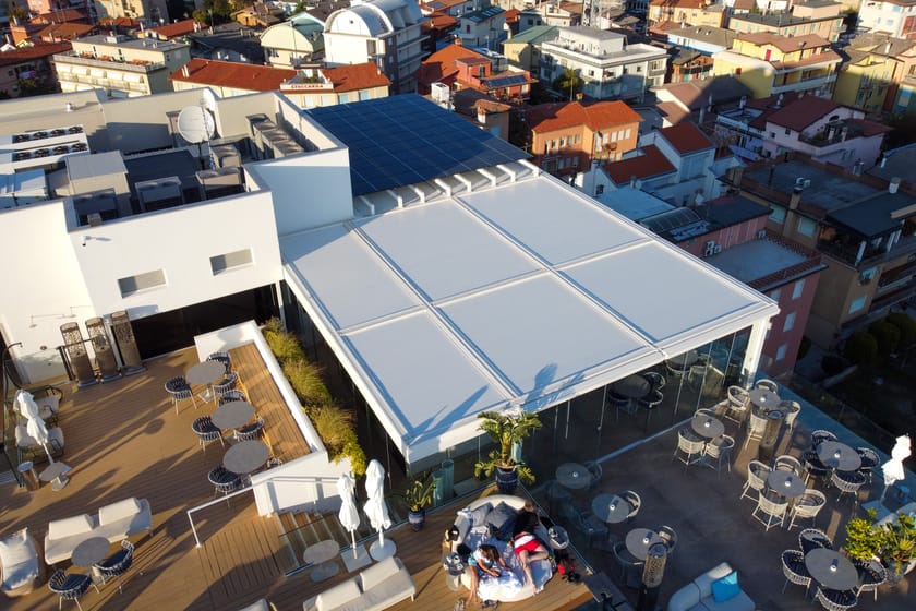 KEDRY PLUS T Aluminium pergola with adjustable louvers By KE Outdoor Design