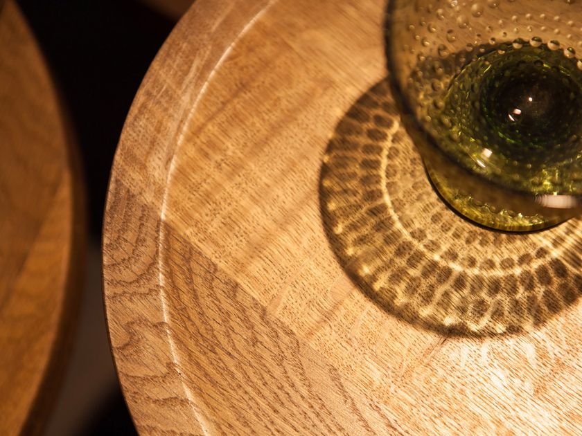KIGI Round solid wood coffee table By Linteloo | design Roderick Vos