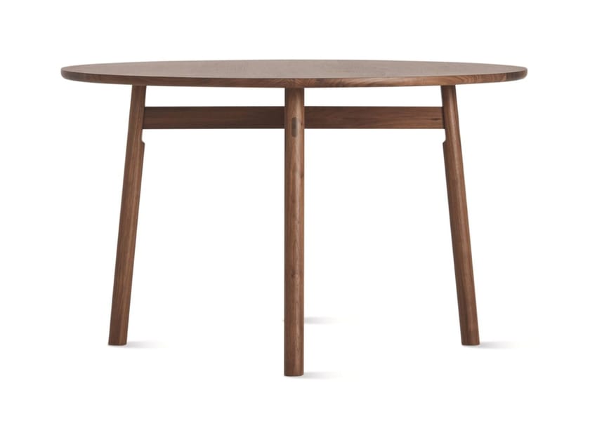 KIGUMI | Walnut table Round walnut table By Case | design Nazanin Kamali