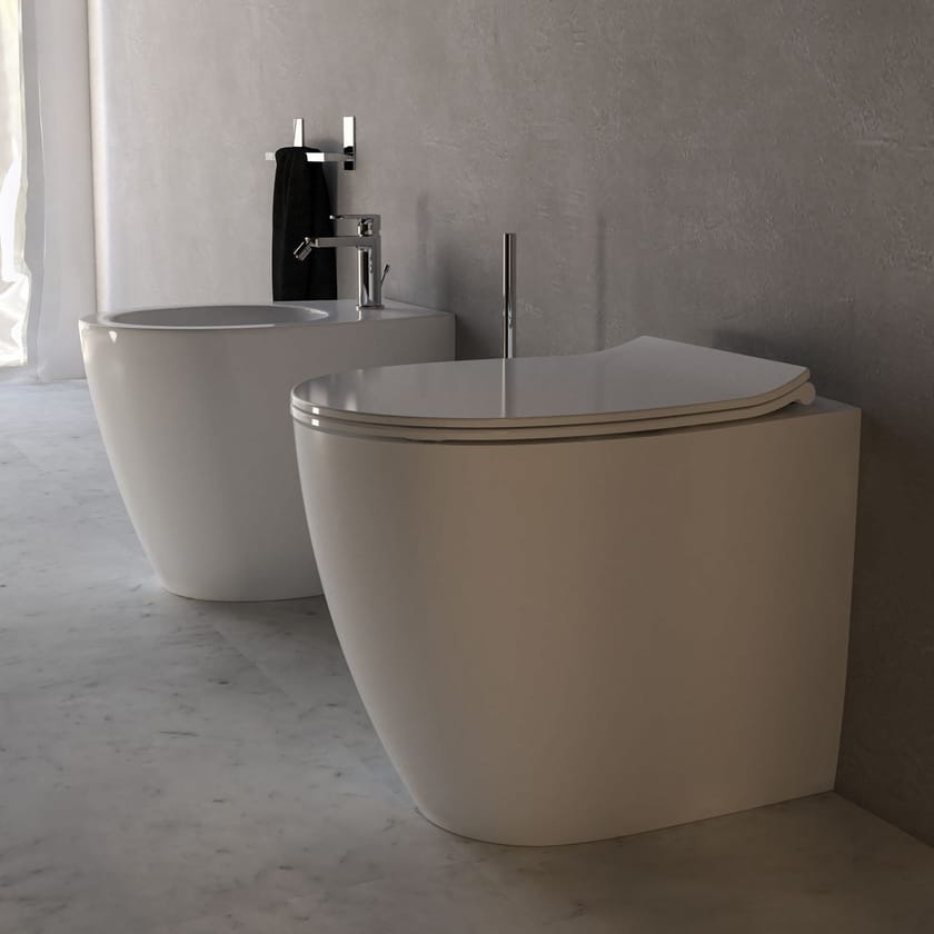 KITE Sanita de cerâmica de chão rentes à parede By Ercos | Ponsi