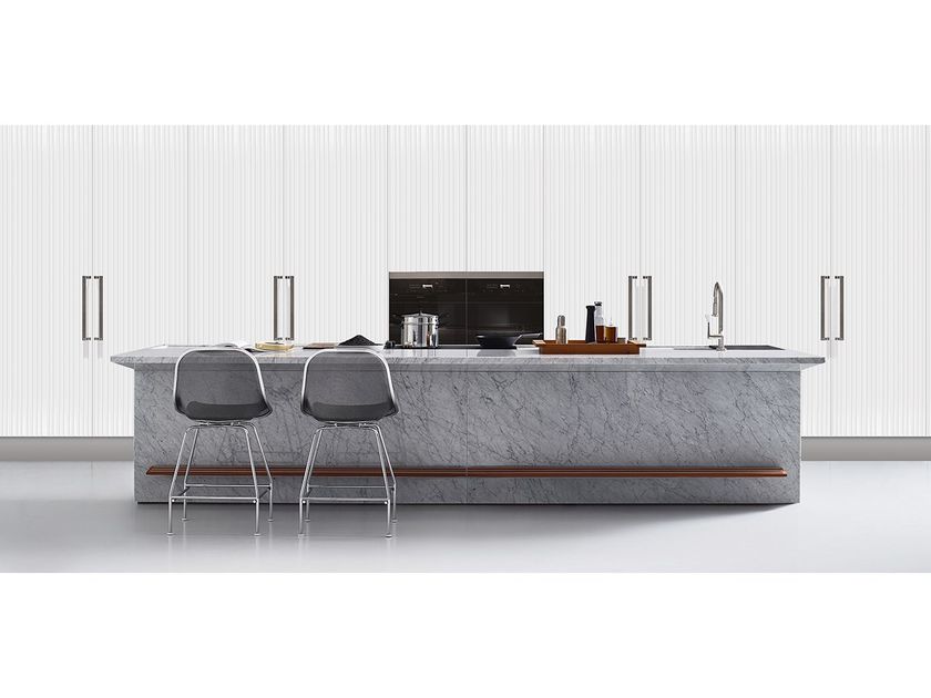 LIGNUM CONCEPT Kitchen with Carrara marble island By Arclinea | design ...