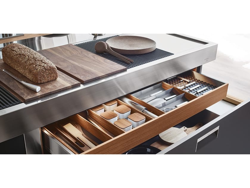 LIGNUM + MODUS Kitchen with island By Arclinea | design Antonio Citterio