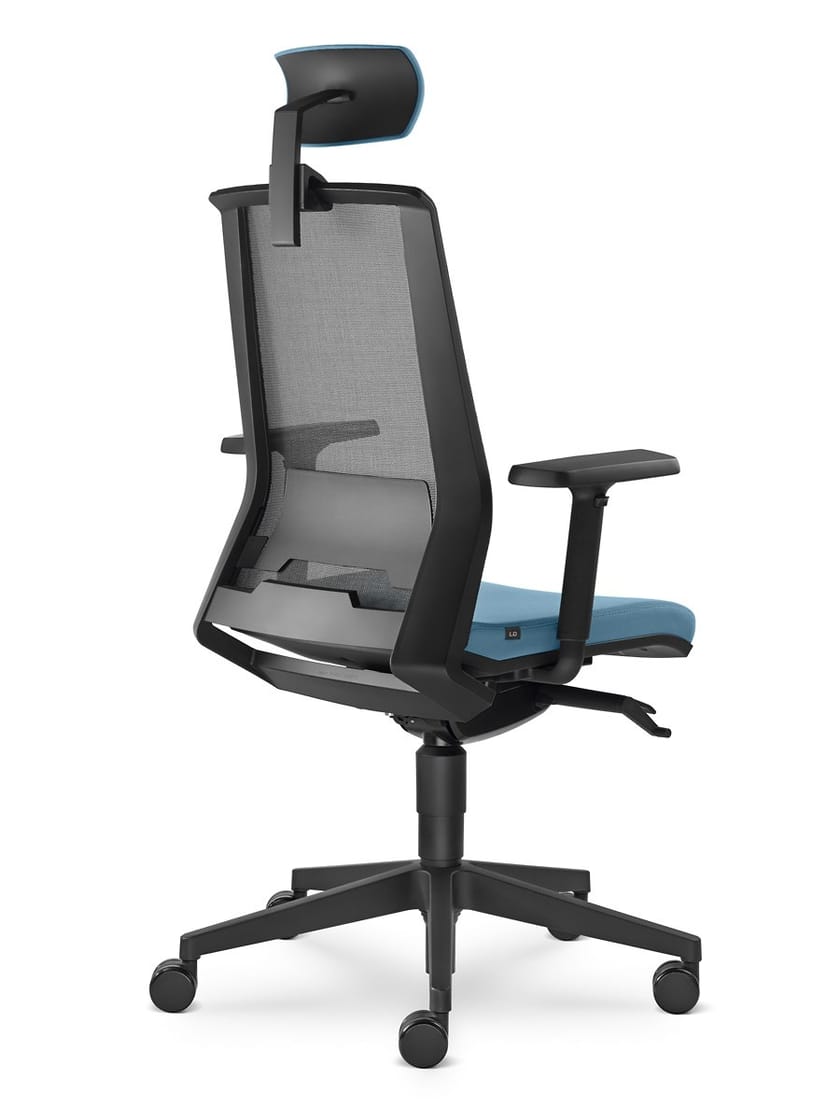 LOOK | Executive chair By LD Seating design Angelo Pinaffo