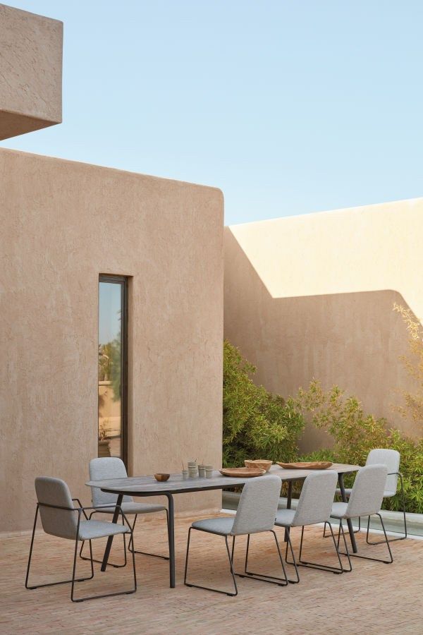 LOOP | Chair with armrests By MANUTTI design Gerd Couckhuyt