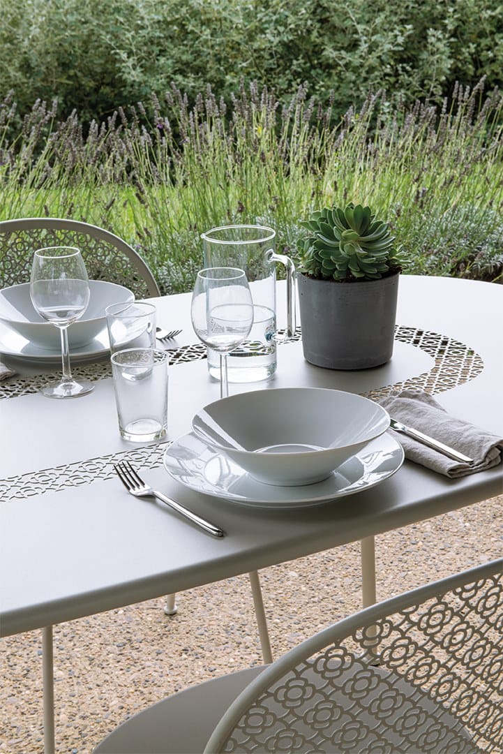 LORETTE | 桌子 By Fermob 设计师Frédéric Sofia