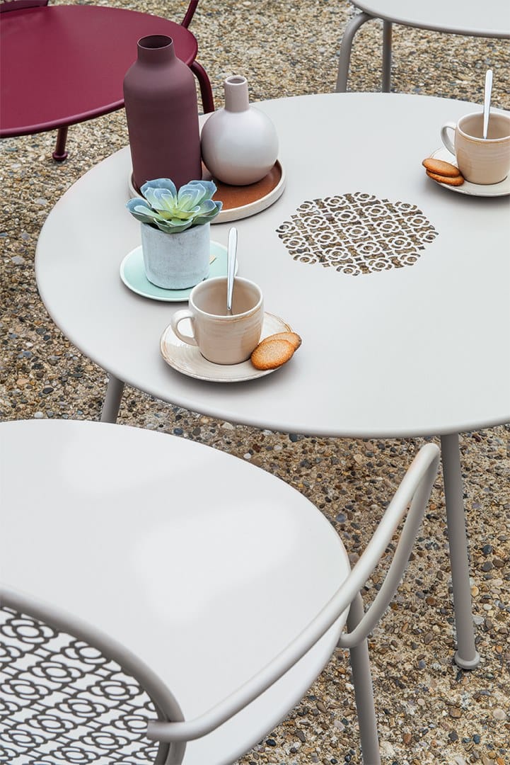 LORETTE | Round coffee table By Fermob design Frédéric Sofia