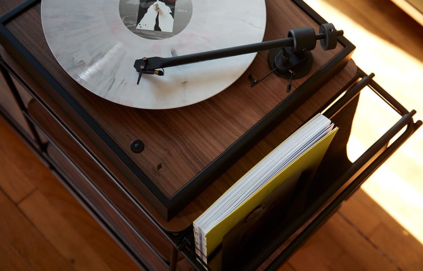 SQUARE WALNUT Record player By La Boite concept