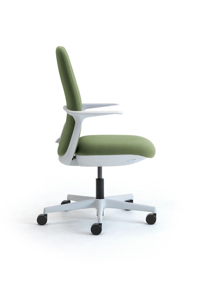 AURA Swivel fabric executive chair By Leyform