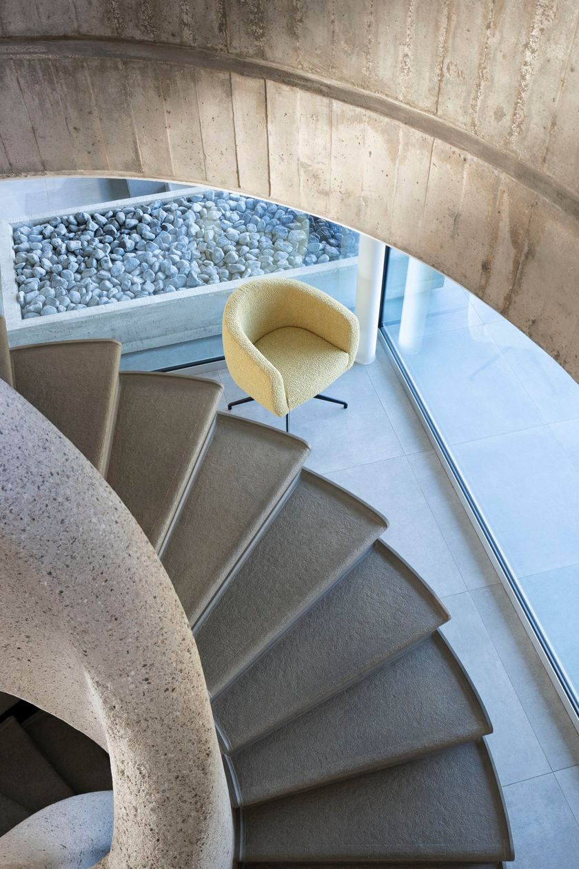 SEA SHELL Trestle-based easy chair with armrests By Luxy