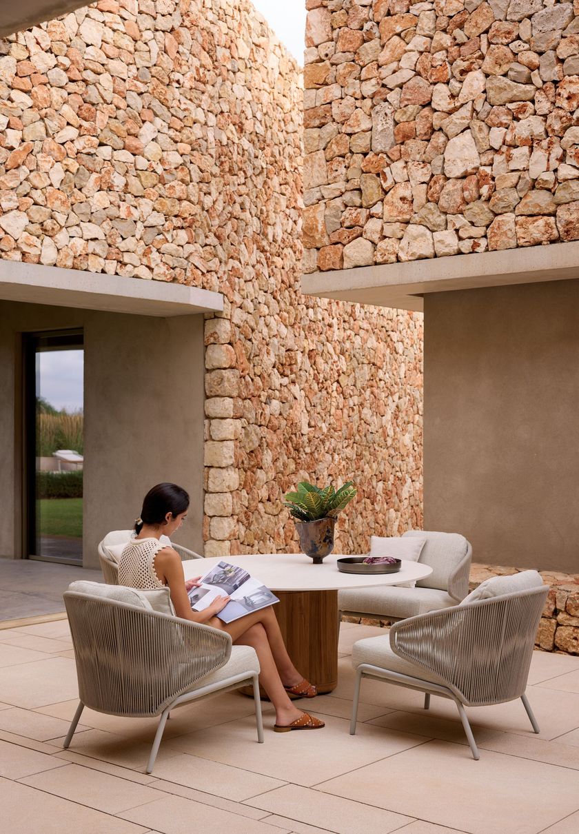 OGADO Ceramic dining table By MANUTTI