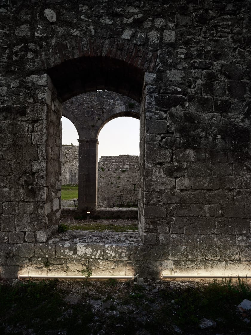 MAXI TUBE Wall-mounted polycarbonate Outdoor linear profile By Linea ...