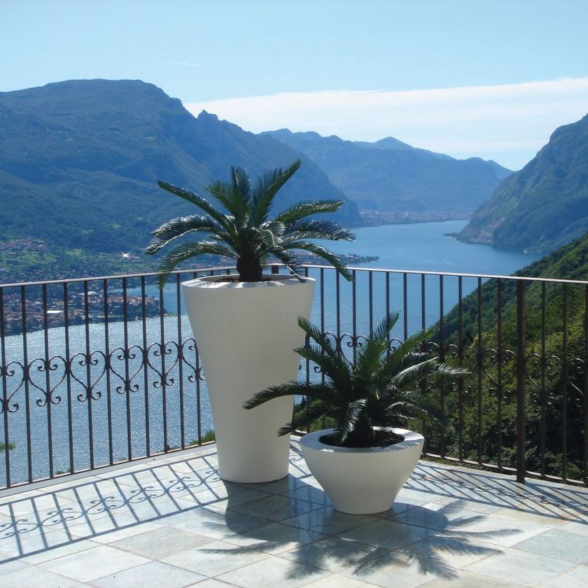 MING | Vaso da giardino alto By Serralunga design Rodolfo Dordoni