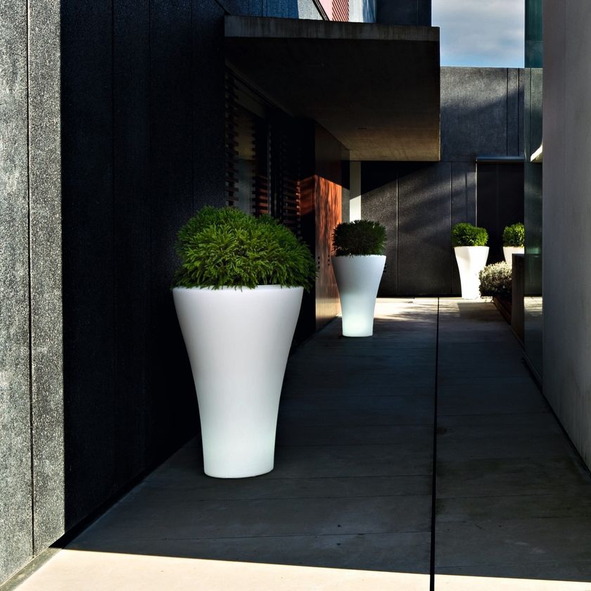 MING | Vaso da giardino alto By Serralunga design Rodolfo Dordoni