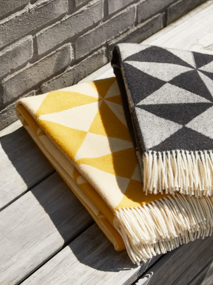 Plaid con motivi grafici in lana MIRROR THROW By Verpan design Verner ...