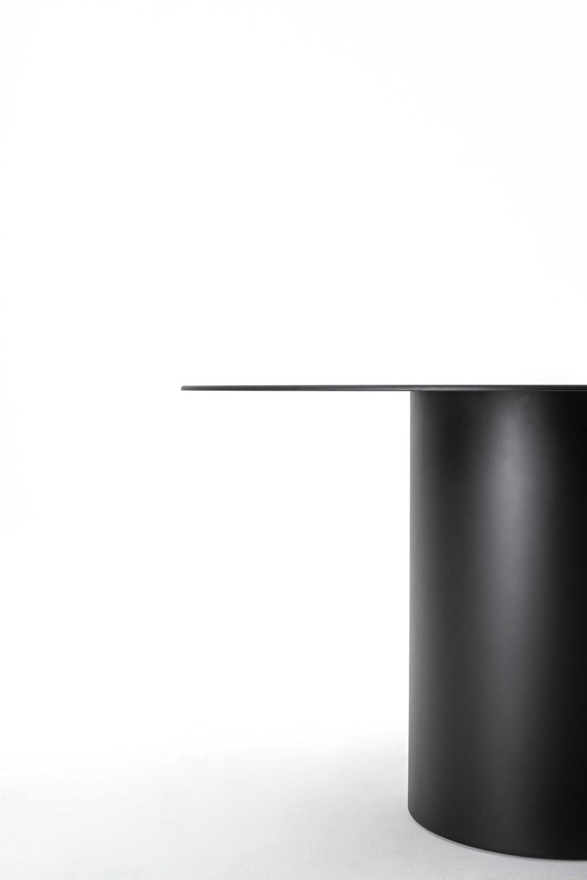 MM8 Oval aluminium table By Desalto