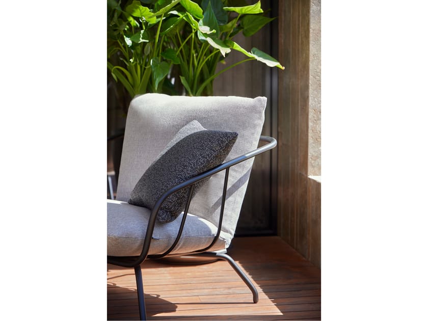 NANSA Garden armchair with armrests By MUSOLA | design Santiago Sevillano