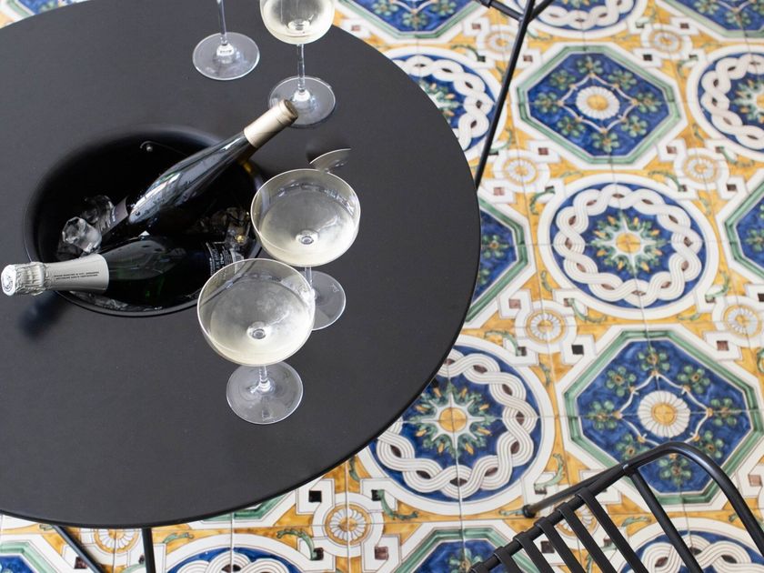 N'ICE TABLE Round steel garden side table with flowerpot By COOLS ...