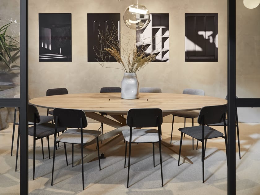 Tavolo da riunione ovale in rovere con sistema passacavi OAK MIKADO ...