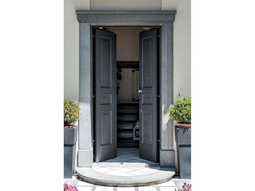 EVOLUTION Armored door with visible hinges By Oikos