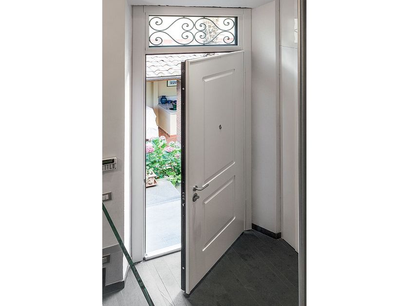 EVOLUTION Armored door with visible hinges By Oikos
