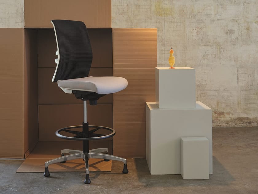 OMNIA WHITE Sgabello da ufficio a 5 razze girevole con poggiapiedi By Nahu