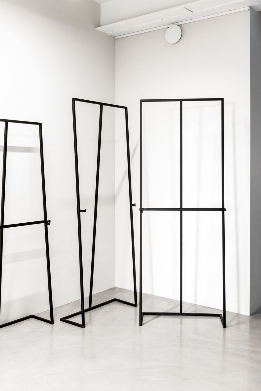 OSTAND Floor-standing metal display unit By IDDO