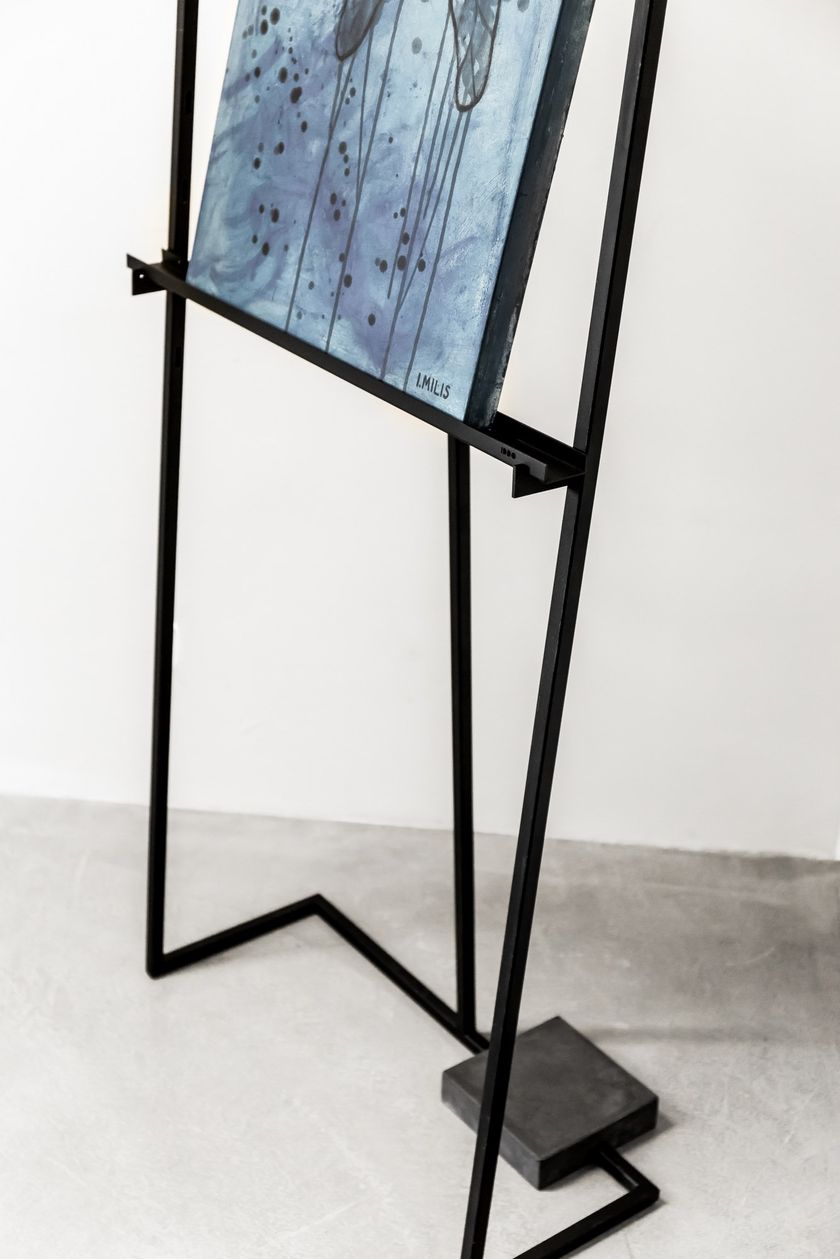 OSTAND Floor-standing metal display unit By IDDO