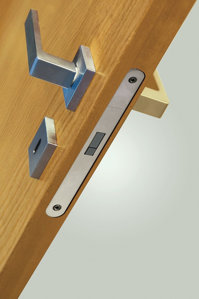 MASSELLO CONTEMPORANEO Puerta batiente de madera maciza By DIERRE