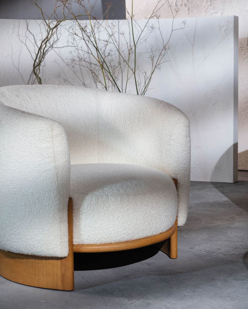 HUG Fabric armchair with armrests By PARLA | design Betül İnci