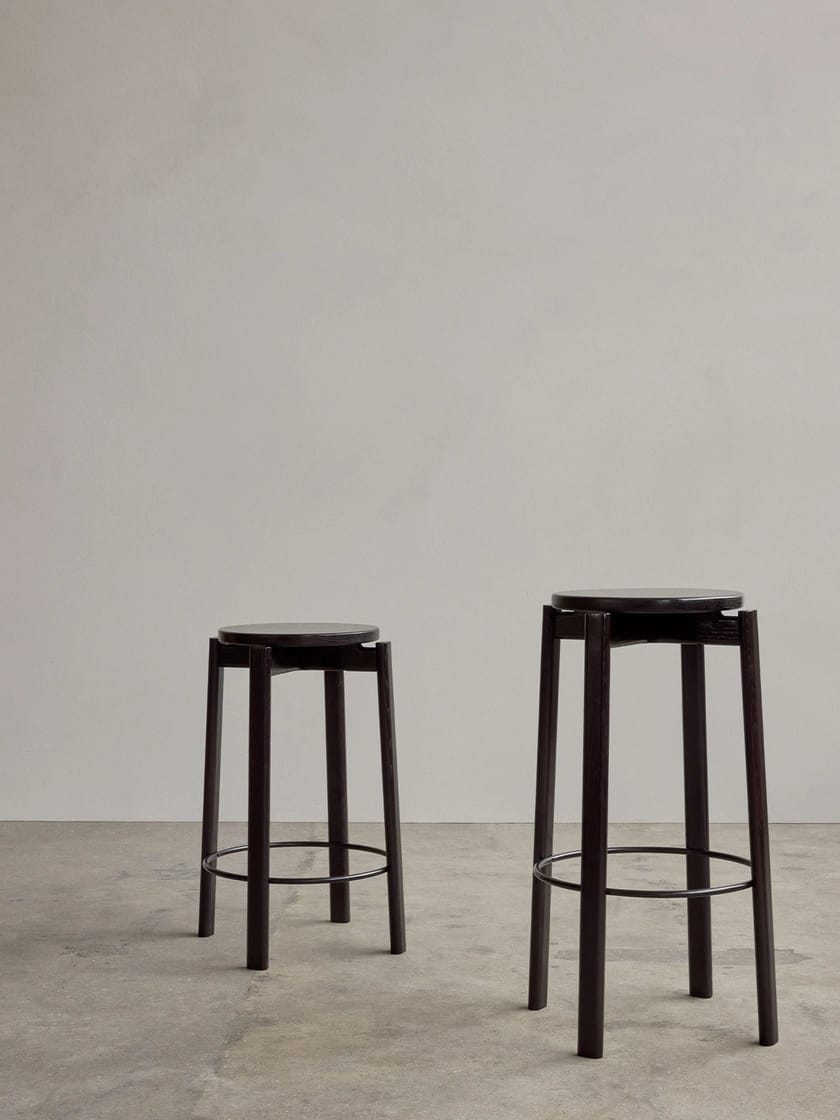 PASSAGE BAR STOOL Sgabello alto impilabile in legno con poggiapiedi By ...