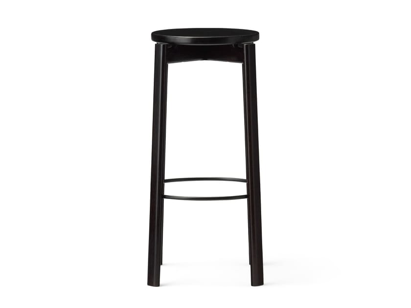 PASSAGE BAR STOOL Taburete alto apilable de madera con reposapiés By ...