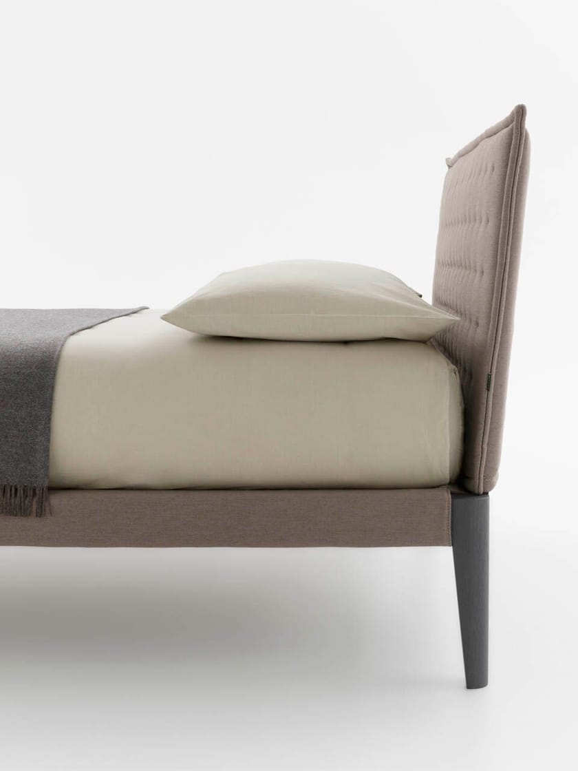SPILLO Letto matrimoniale in tessuto con testiera capitonné By PIANCA