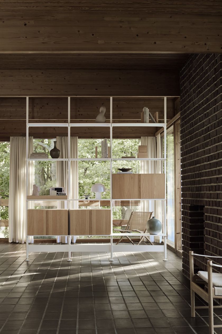 PIRA G2 Floor-ceiling mounted bookcase By String Furniture