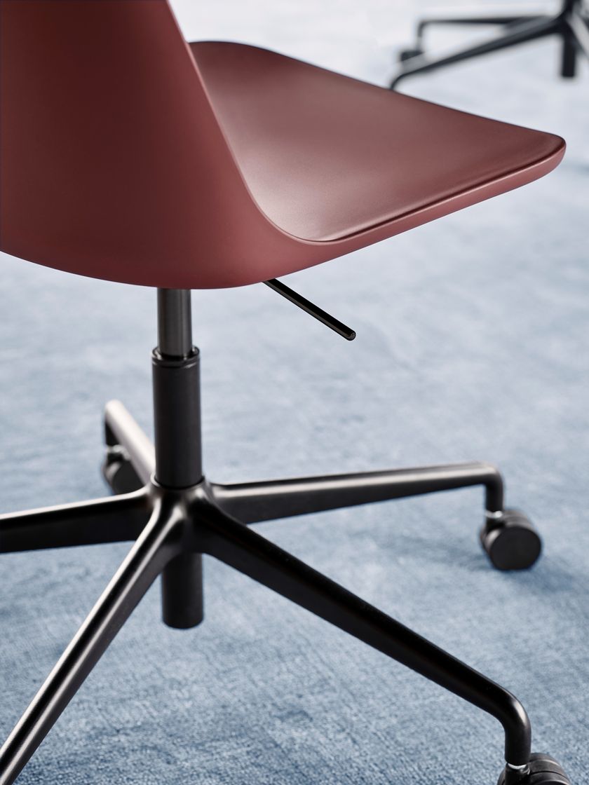 RELY HW28 Office chair By &Tradition