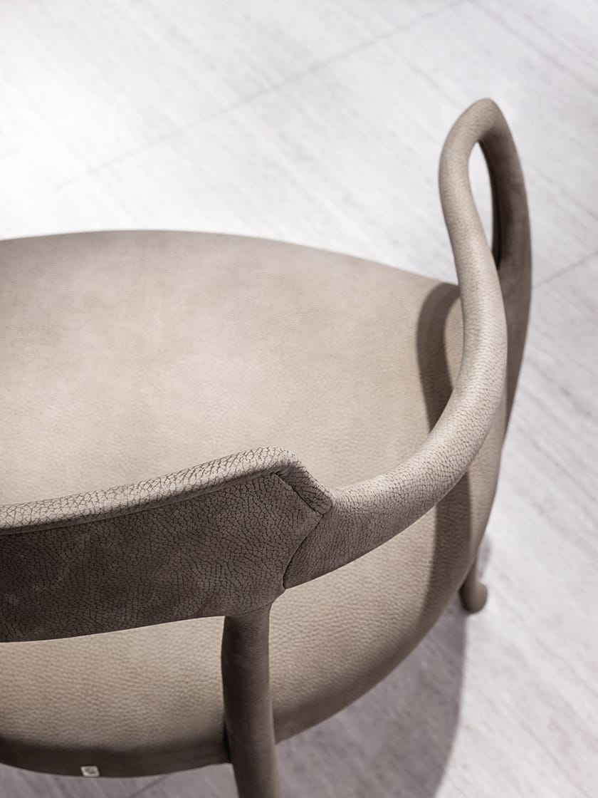 Sedia imbottita in pelle con braccioli RHEA By Visionnaire design Giuseppe Viganò