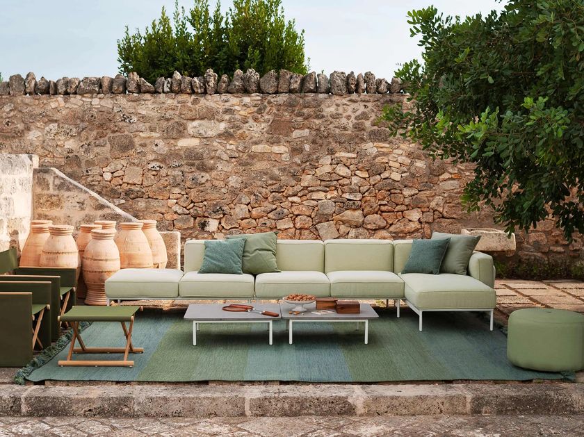 ESTENDO Divano da giardino in tessuto con chaise longue By RODA ...