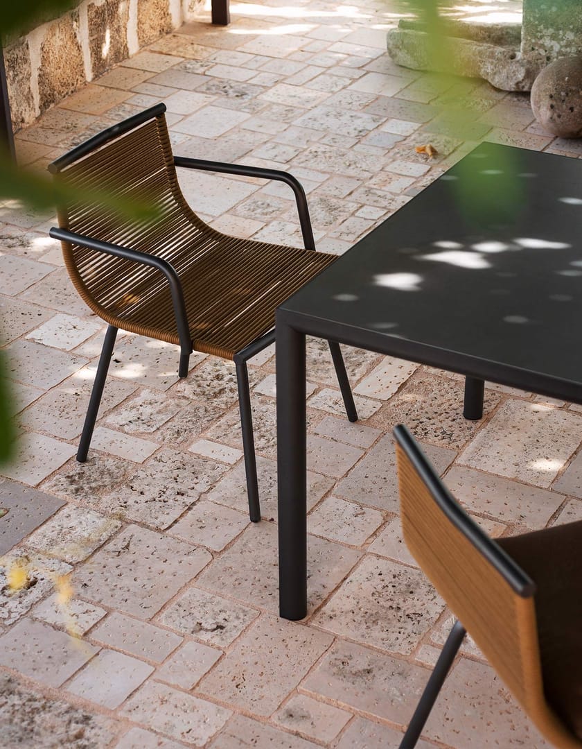 LAZE 椅子 By RODA | design Gordon Guillaumier