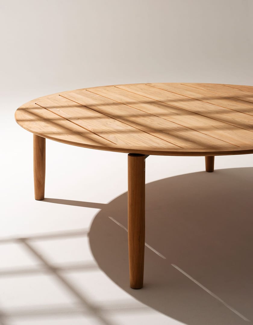 LEVANTE Round teak garden table By RODA | design Piero Lissoni