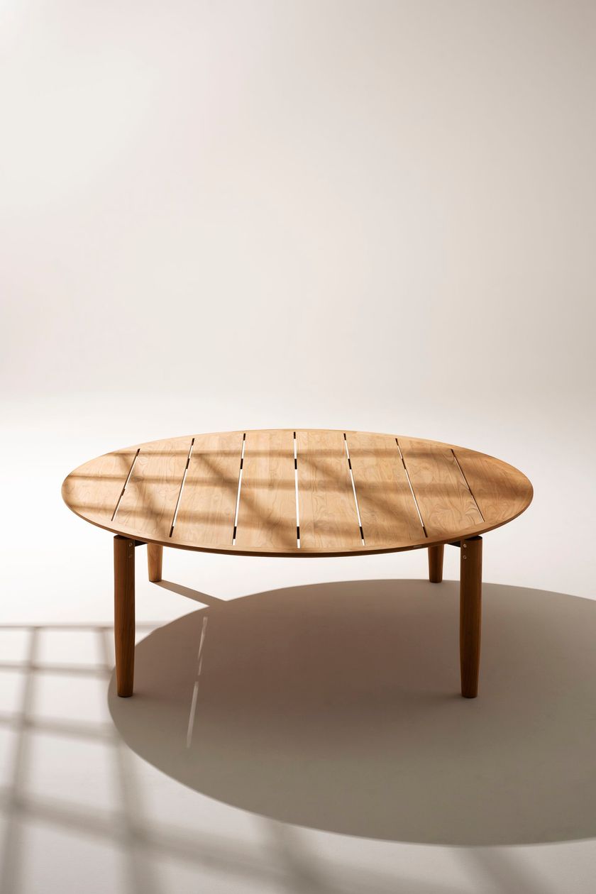 LEVANTE Round teak garden table By RODA | design Piero Lissoni