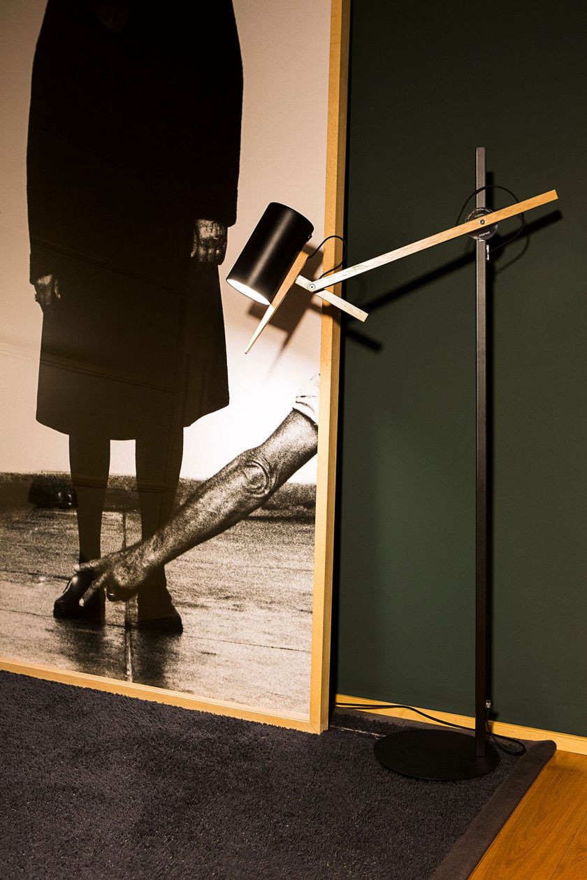 SCANTLING Lampada da terra in metallo e legno By Marset | design ...