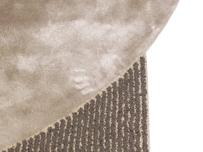 SELCE 5 DOLOMITE GREIGE Rug with geometric shapes By Carpet Edition ...