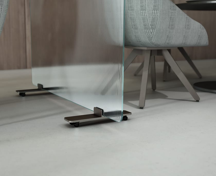 Free standing tempered glass office screen SKIN By Glas Italia