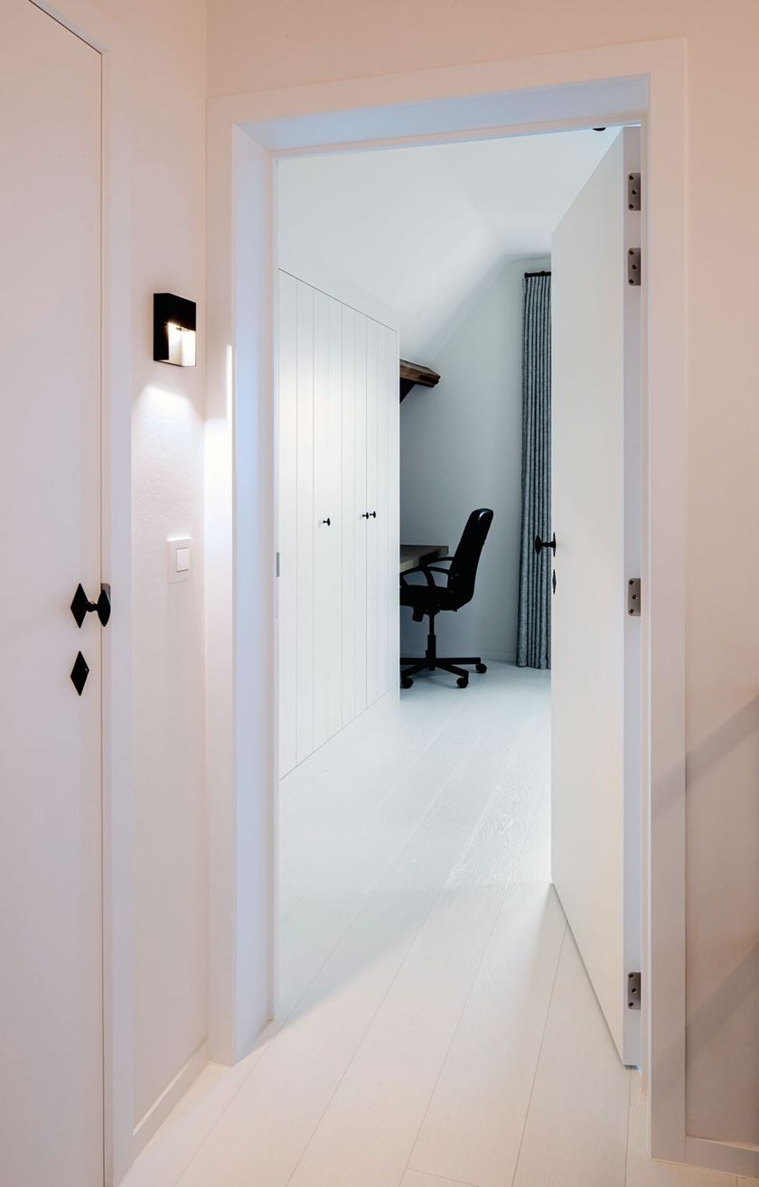 SKOV S LED wall-mounted steplight By Deltalight