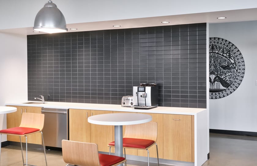 Rivestimento in Solid Surface SNOW MIST 7848 Collezione Avonite® Chip ...