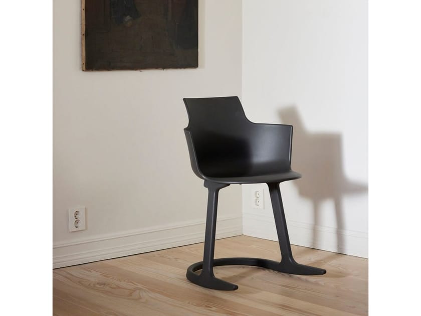 SOCIAL® TILT Rocking polypropylene chair with armrests By Varier Furniture