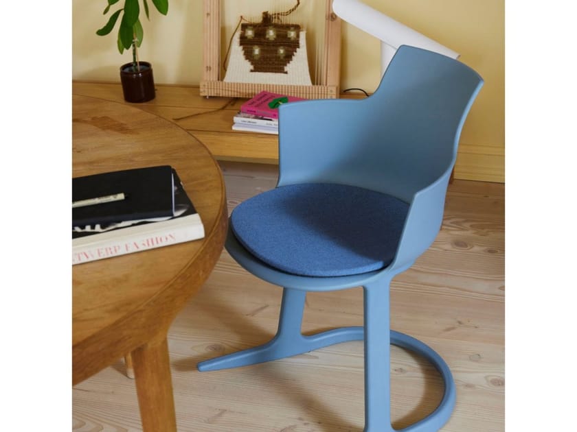 SOCIAL® TILT Rocking polypropylene chair with armrests By Varier Furniture